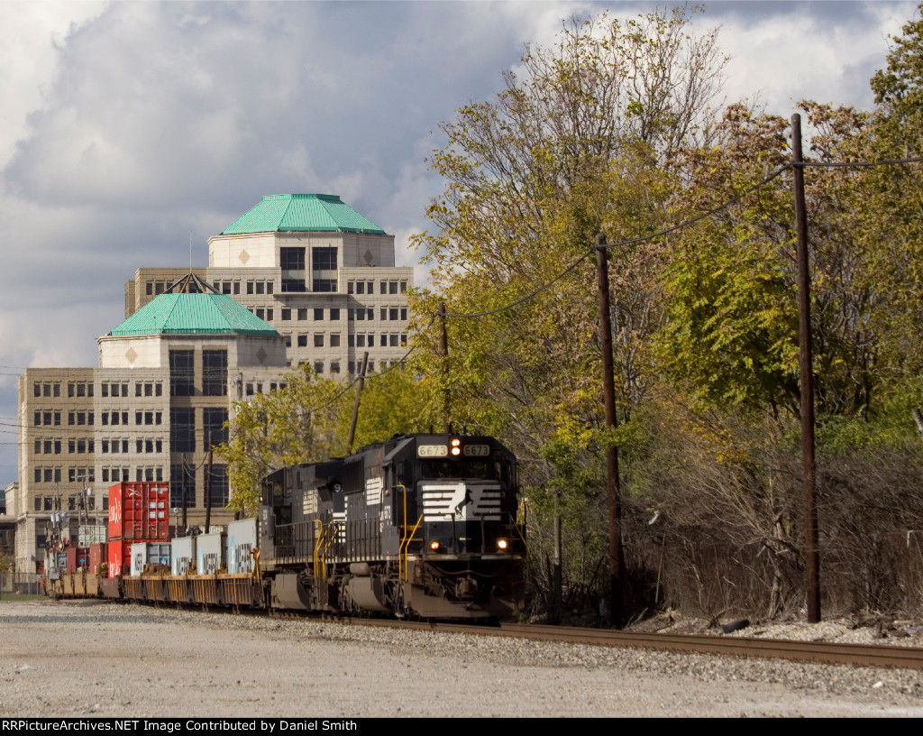 NS 6673 leads 25A Intermodal.